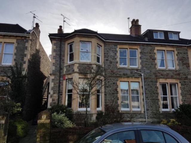 Room available in 2 bed rooms flat, Redland