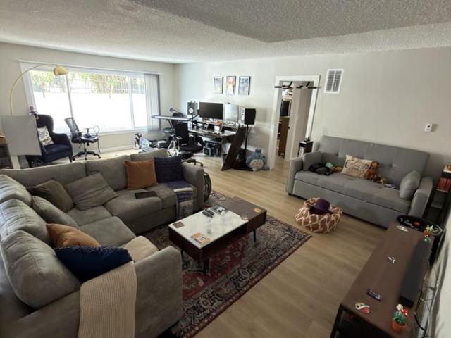 Room available in 2b/2b apartment in Los Feliz
