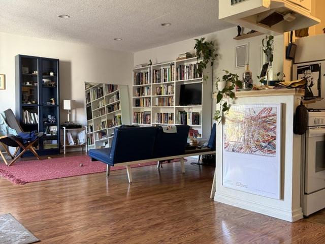Room available in 2bd 1ba apartment in Glendale