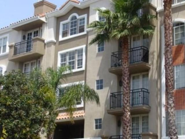 Room available in 2Bed/2Bath Apartment in Miracle Mile!