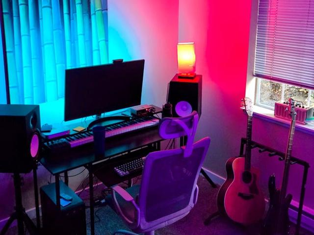 >' ' > Room available in 2br apartment