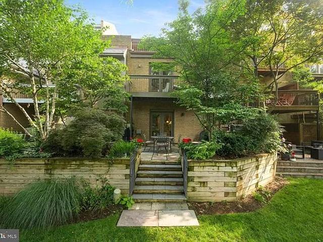 Room available in amazing 3BR Townhouse