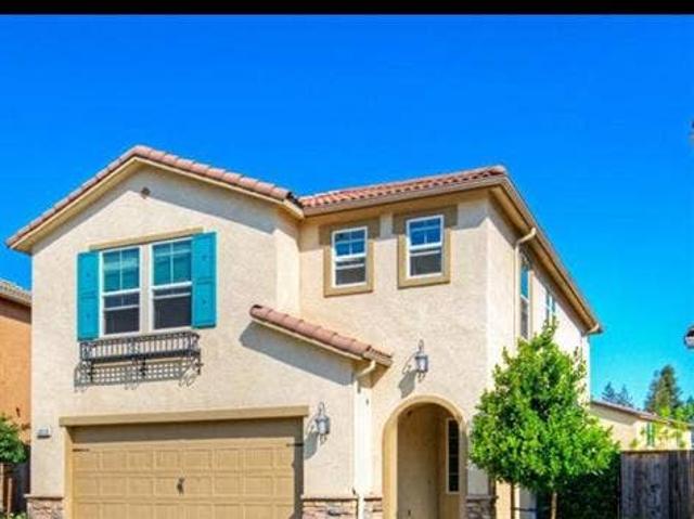 Room available in North Fresno!