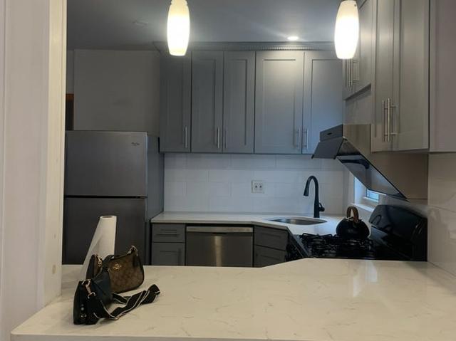 Room Available in Rego Park!