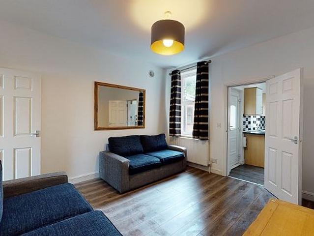 Room available in spacious 5 Bedroom Student House with Modern Amenities for 26/27