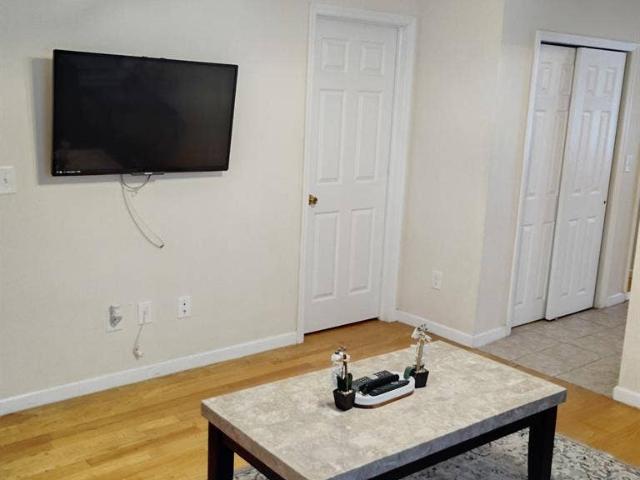 ROOM AVAILABLE IN SPACIOUS JC APT