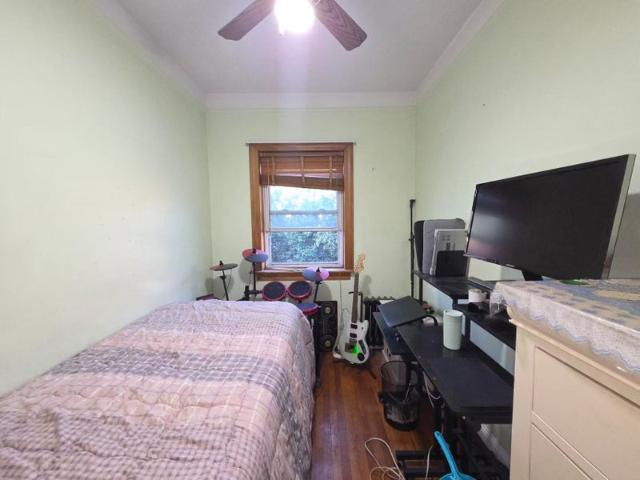 Room available in Sunnyside/7 Min walk to train