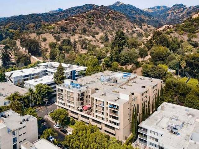 Room Available Near Runyon Canyon – Looking for Kind, Laid Back Roommate