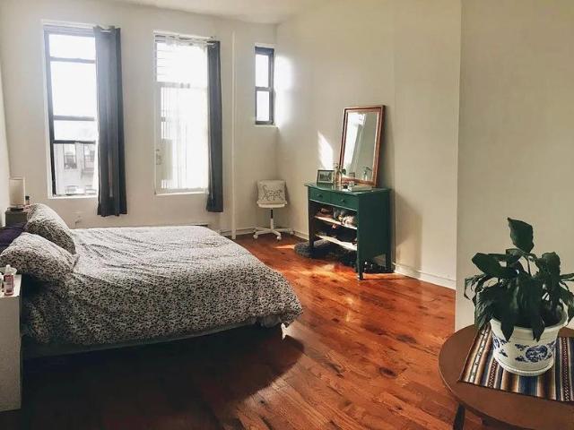 Room Available now !
