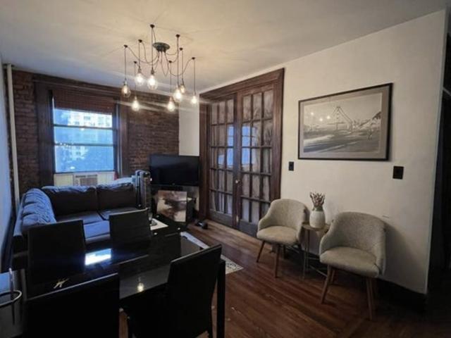 ROOM AVAILABLE STEPS FROM CENTRAL PARK !