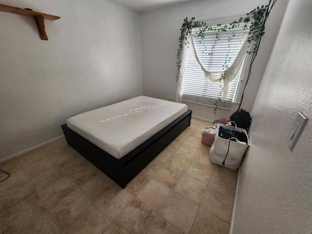 Room by IRIS and PERRIS in mo val