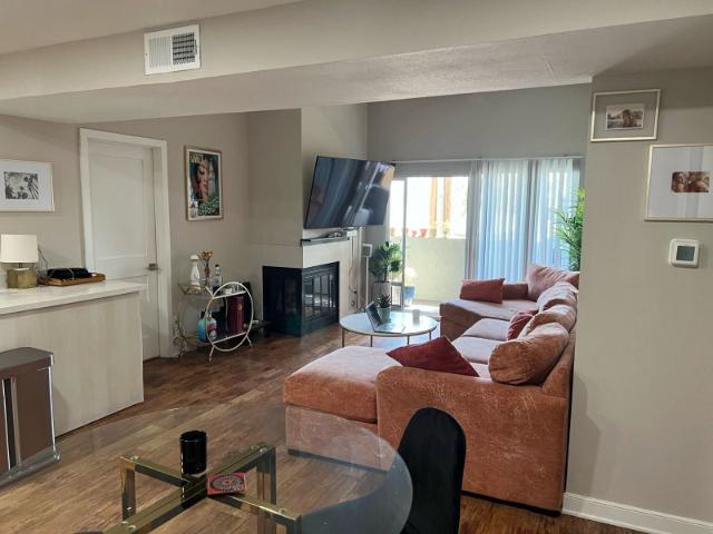 Room + Bathroom for rent in West Hollywood