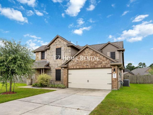Room for Everyone! 5 Bedroom Home with Game Room & Huge Backyard