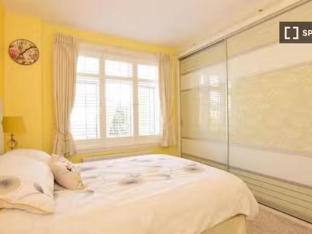 Room for females in shared apartment in Ilford