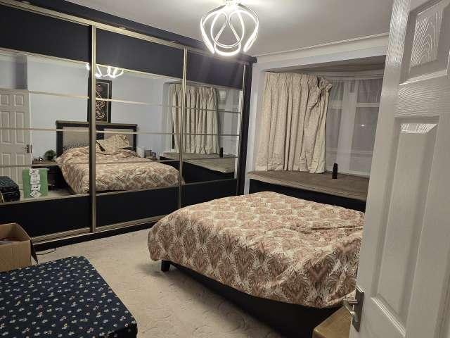 Room for females in shared apartment in Ilford