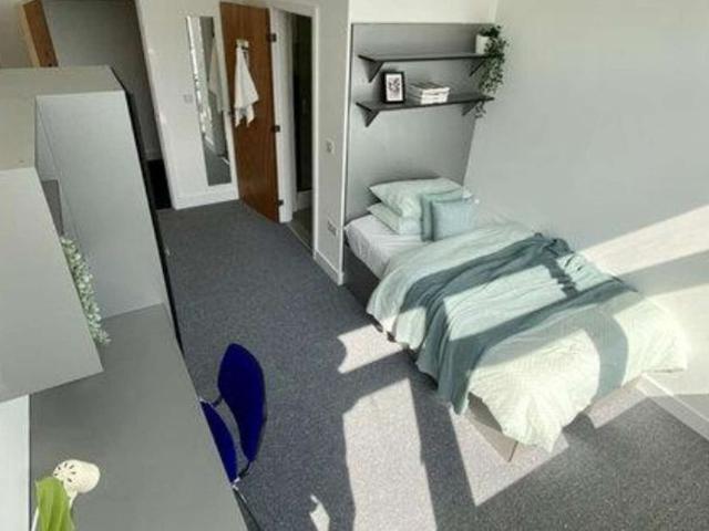 Room for professionals Plymouth city center Room 4