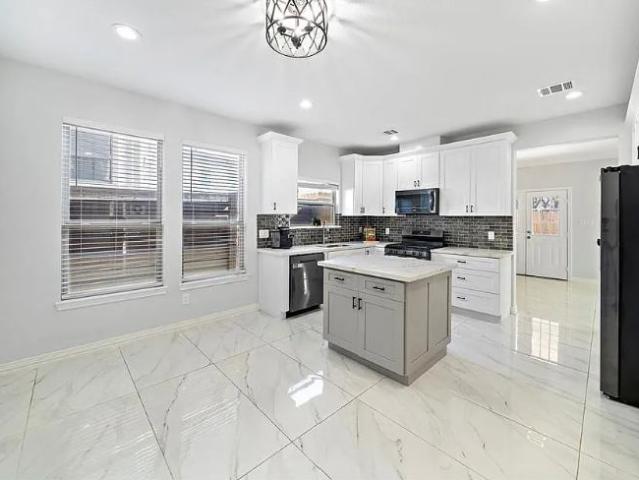 ROOM FOR RENT: Month_to_Month Lease! No Security
