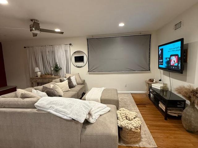 ROOM FOR RENT! Aug 1st *FEMALE preferred