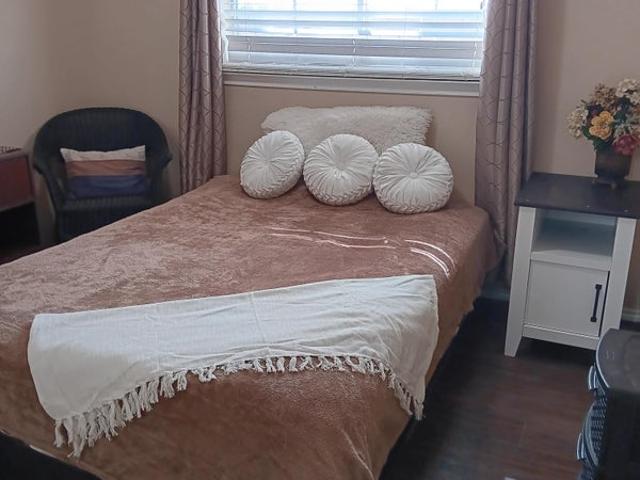 Room for rent available now Bills included