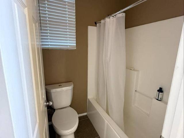 ROOM FOR RENT aWith shared bathroom