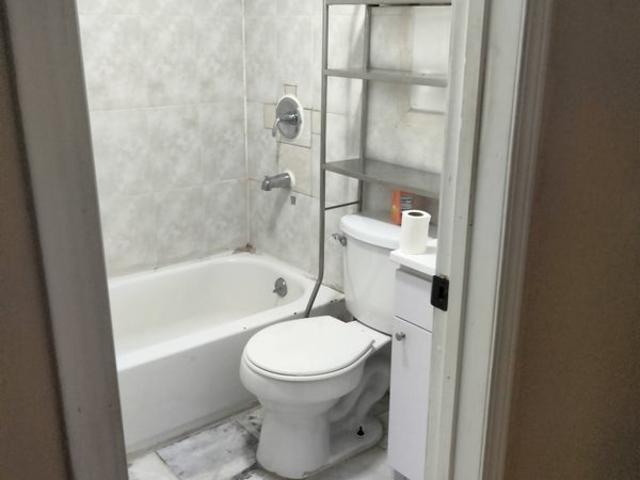 Room for rent close to jfk, located in south ozone