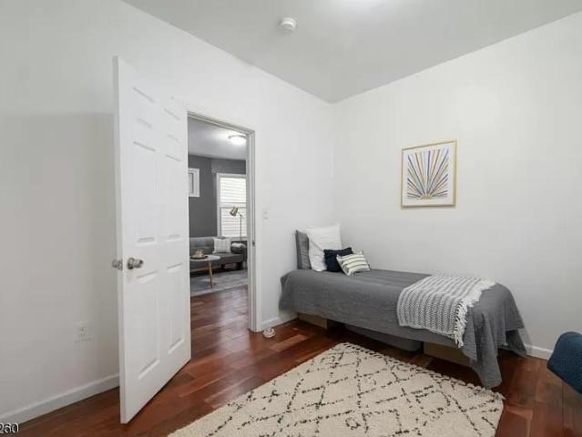 ROOM FOR RENT FOR FEMALE ONLY