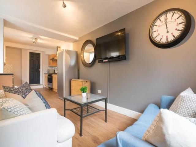 room for rent in Mackintosh Place Roath Cardiff CF24 4RJ