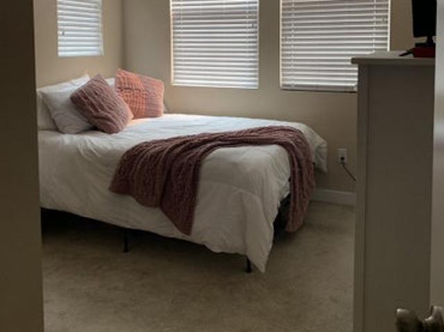 room for rent in new town home