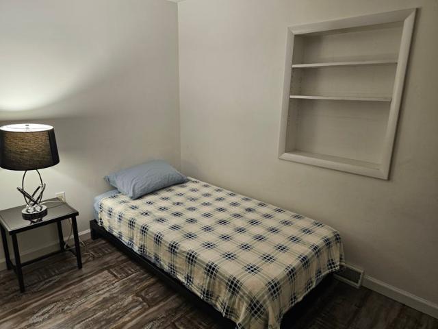 Room for rent in nice home. no security deposit