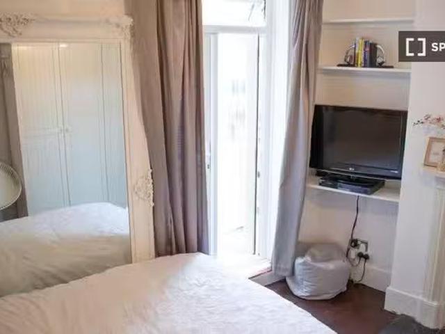 Room for rent in a 2 bedroom apartment in Mitcham