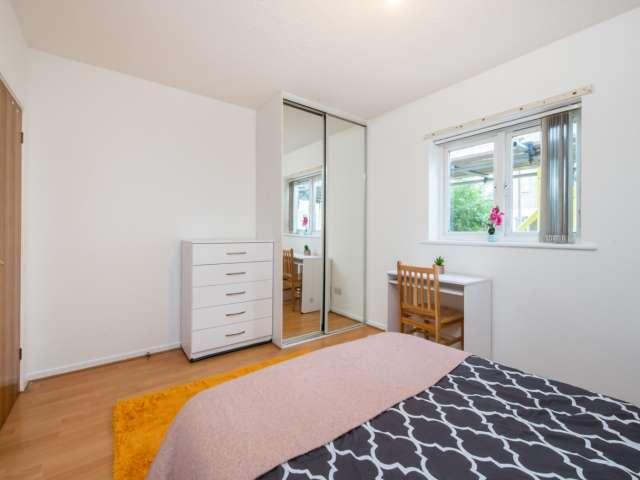 Room for rent in a 2 bedroom flatshare in New Cross, London