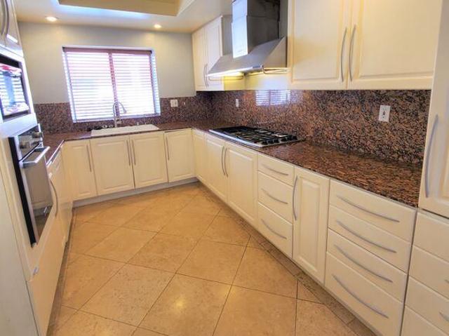 ROOM FOR RENT in a 2BR 2.5 Bath Townhouse