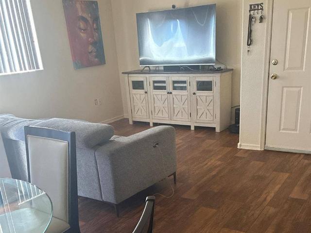 Room for rent in a 2x2 apartment e