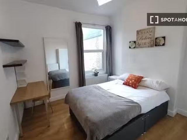 Room for rent in a 4 bed house in Putney, London