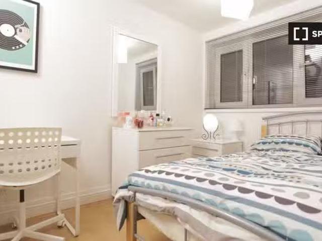 Room for rent in a 4 Bedroom Apartment in Stratford, London