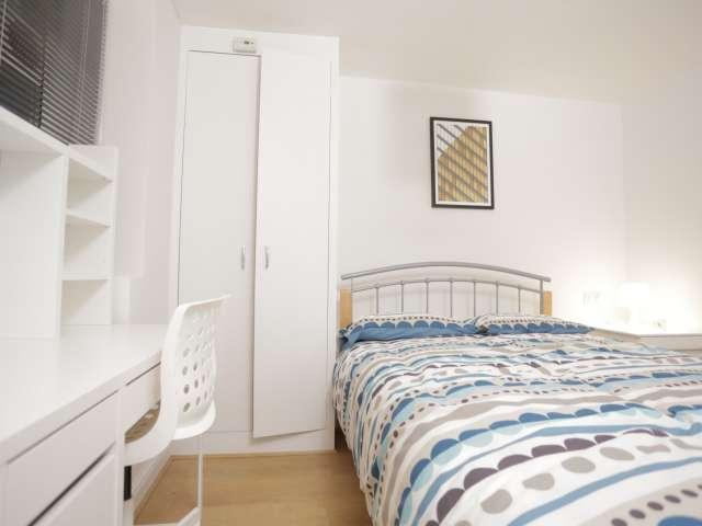 Room for rent in a 4 Bedroom Apartment in Stratford, London