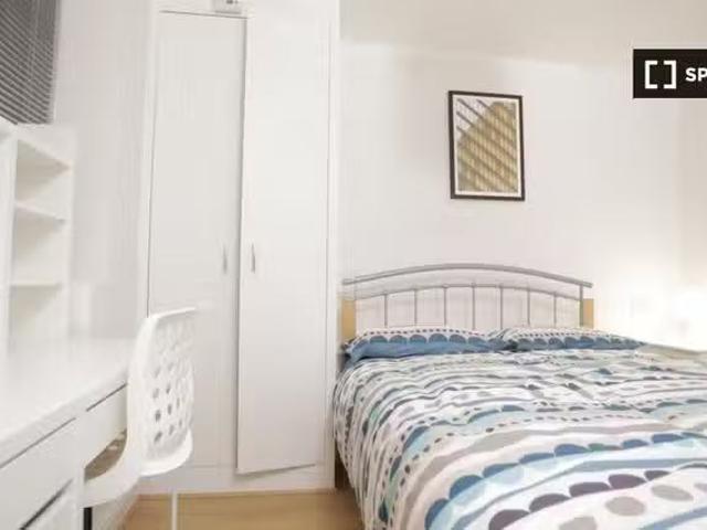 Room for rent in a 4 Bedroom Apartment in Stratford, London
