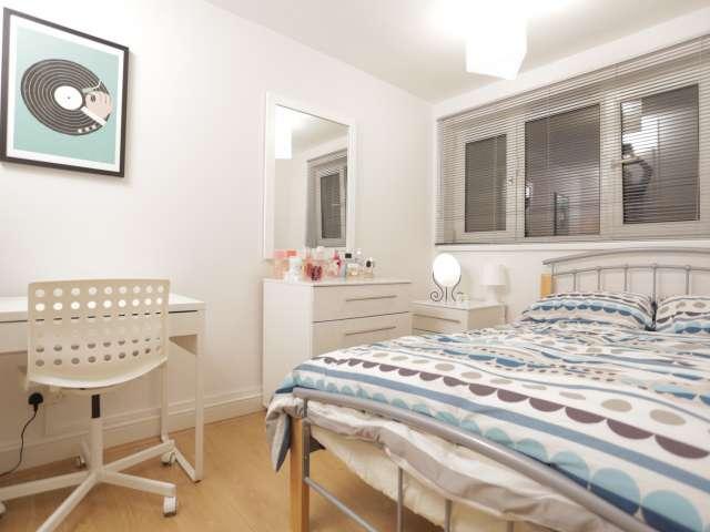 Room for rent in a 4 Bedroom Apartment in Stratford, London