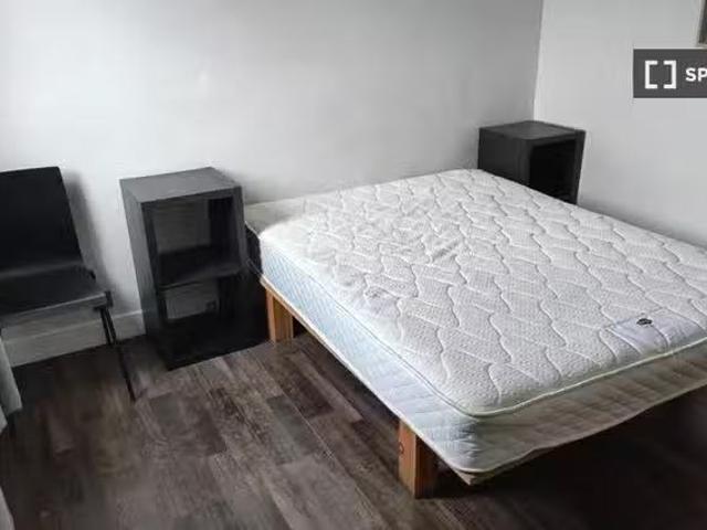 Room for rent in a 4 bedroom apartment in Surrey Quays