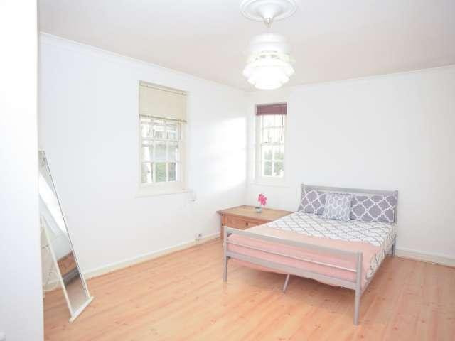 Room for rent in a 4 bedroom flatshare in Notting Hill