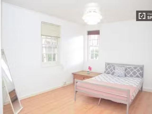 Room for rent in a 4 bedroom flatshare in Notting Hill