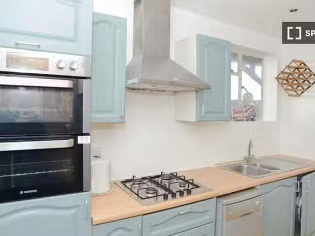 Room for rent in a 4 bedroom flatshare in Notting Hill