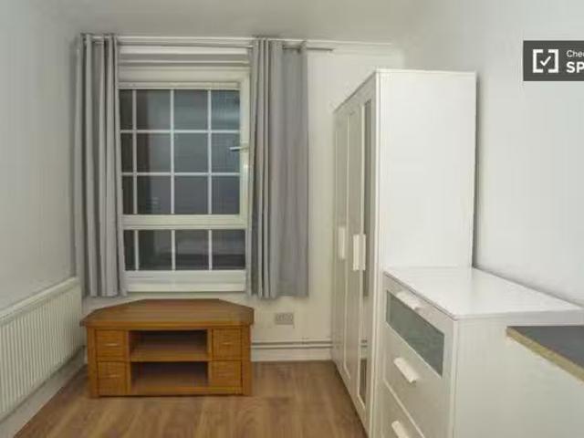 Room for rent in a 4 bedroom flatshare in Old Street, London