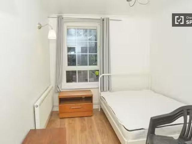 Room for rent in a 4 bedroom flatshare in Old Street, London