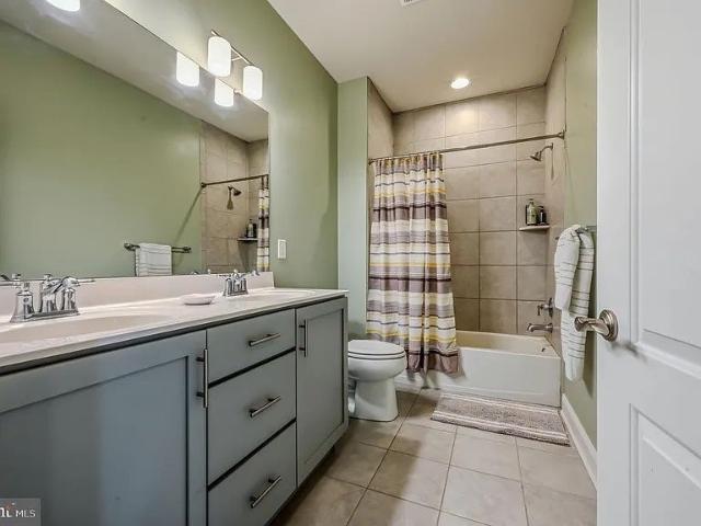 Room for rent in a 4 bedroom house