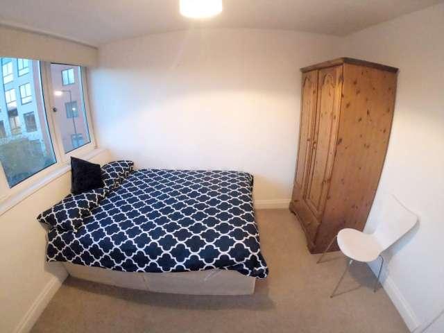 Room for rent in a 4 bedroom houseshare in Angel, London