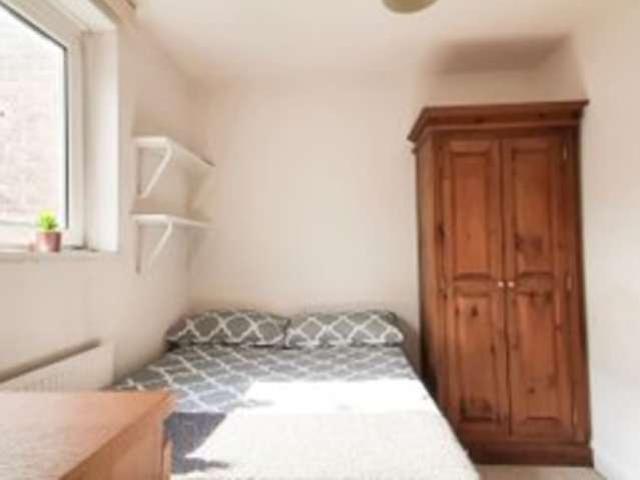 Room for rent in a 4 bedroom houseshare in Angel, London