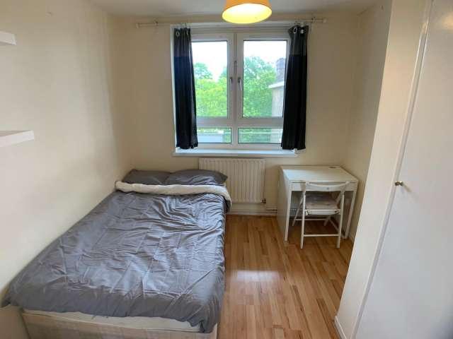 Room for rent in a 4 bedrooms flatshare near Victoria Park