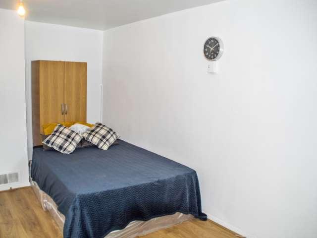 Room for rent in a 5 bedrooms flatshare in Queen's Park