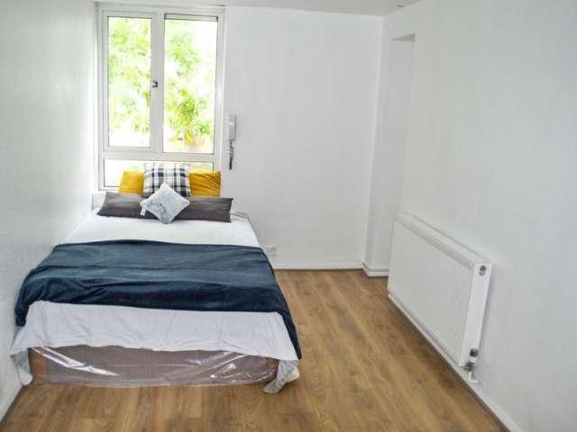 Room for rent in a 5 bedrooms flatshare in Queen's Park